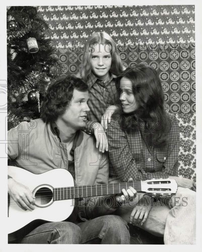 Press Photo Cliff DeYoung, Elizabeth Cheshire and Barbara Hershey sing ...