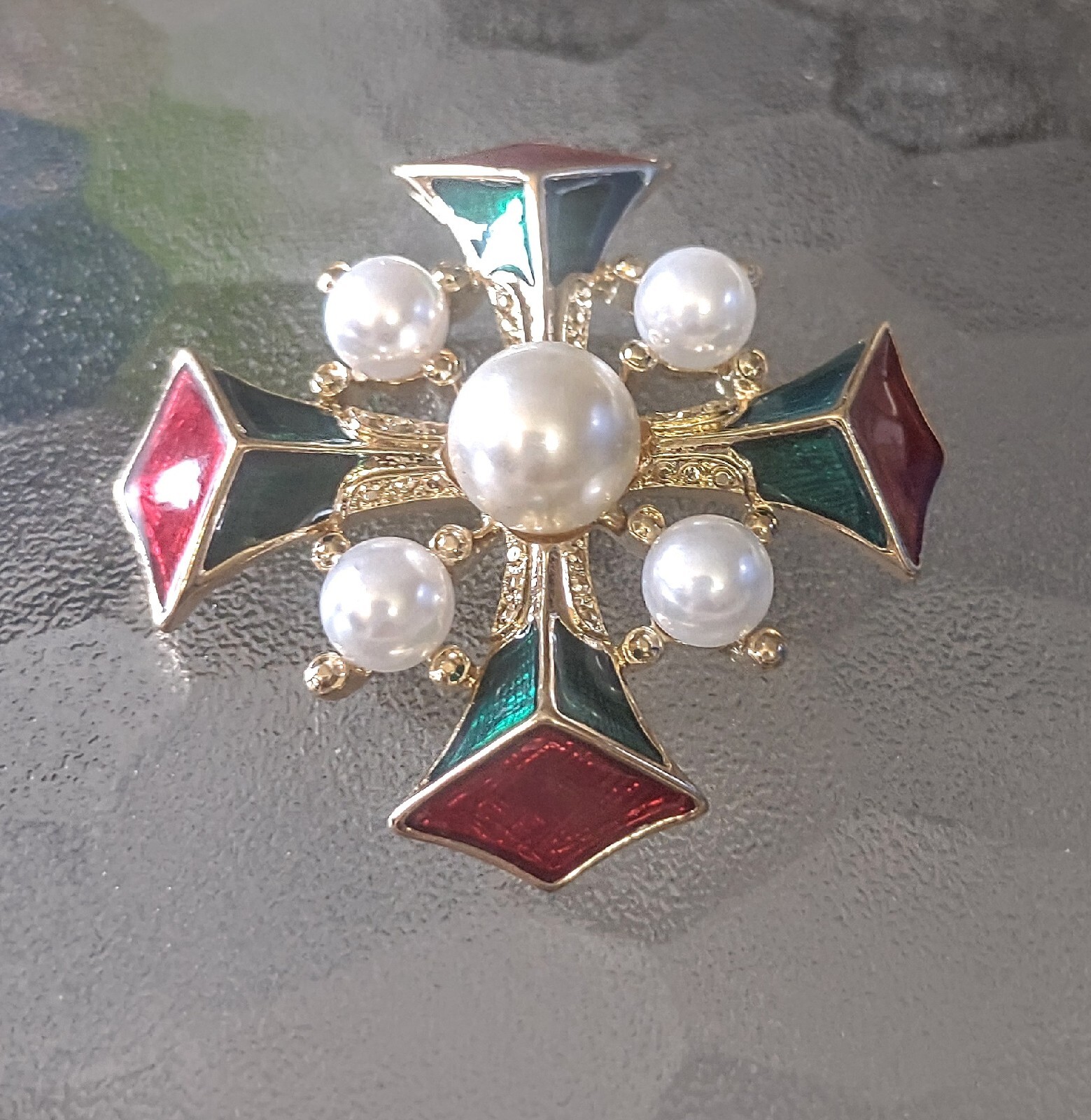 TRIFARI TWO TONE ENAMEL MALTESE CROSS PIN WITH FAUX P… - Gem