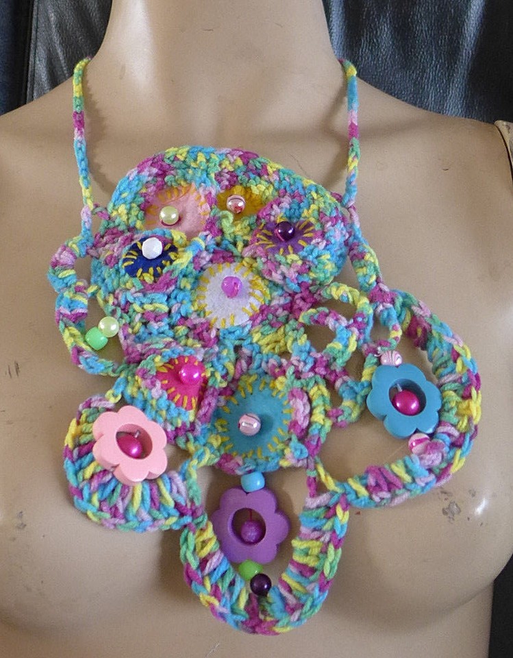 HANDMADE ART NECKLACE CROCHETED THREAD BLUES PINKS PURPLES WOODEN BEADS ...