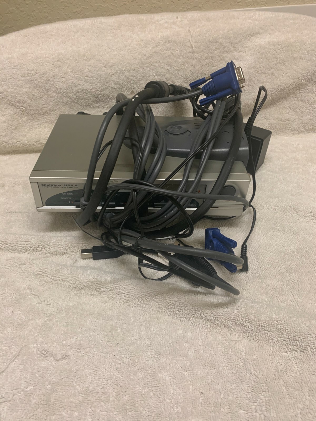 IOGEAR GCS124U MiniView USB II 4-Port VGA USB/KVM with Cables | eBay