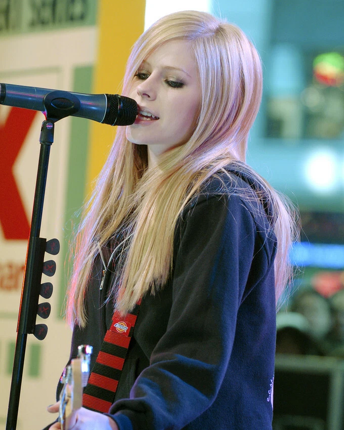 Avril Lavigne Singing