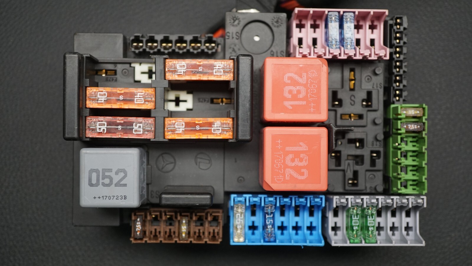 GENUINE MERCEDES BENZ W213 S213 FUSE BOX FUSEBOX RELAY A2139068701 ...