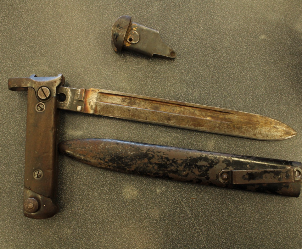 WW2 ITALIAN l91012 LATCH LOCK FOLDING BAYONET | eBay