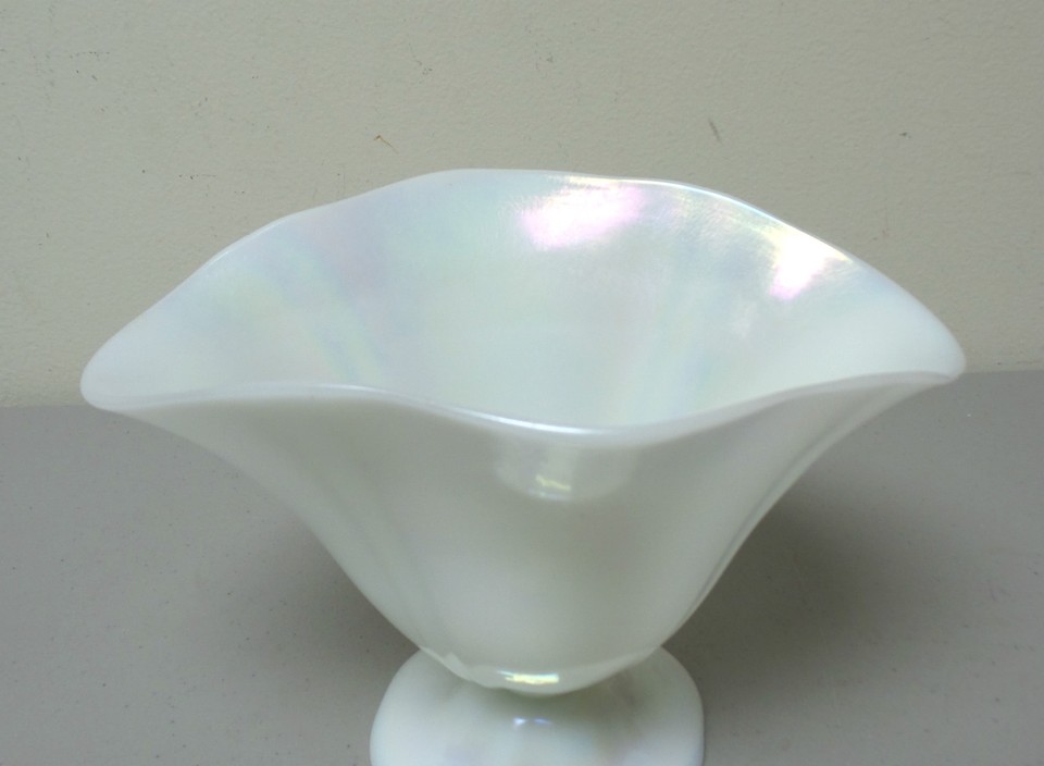 ANTIQUE CARDER ERA STEUBEN OPTIC RIBBED CALCITE FAN VASE, SHAPE 7564, c ...