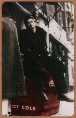 10m James Dean Assis sur Un Coca-Cola Refroidisseur (Coke) Téléphone ...