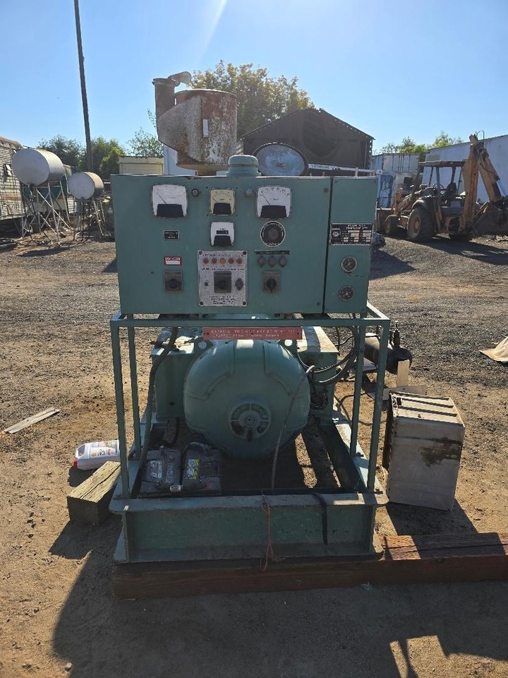 200 kw 350hp turbo diesel generator with only 28hrs on it. (see photos ...