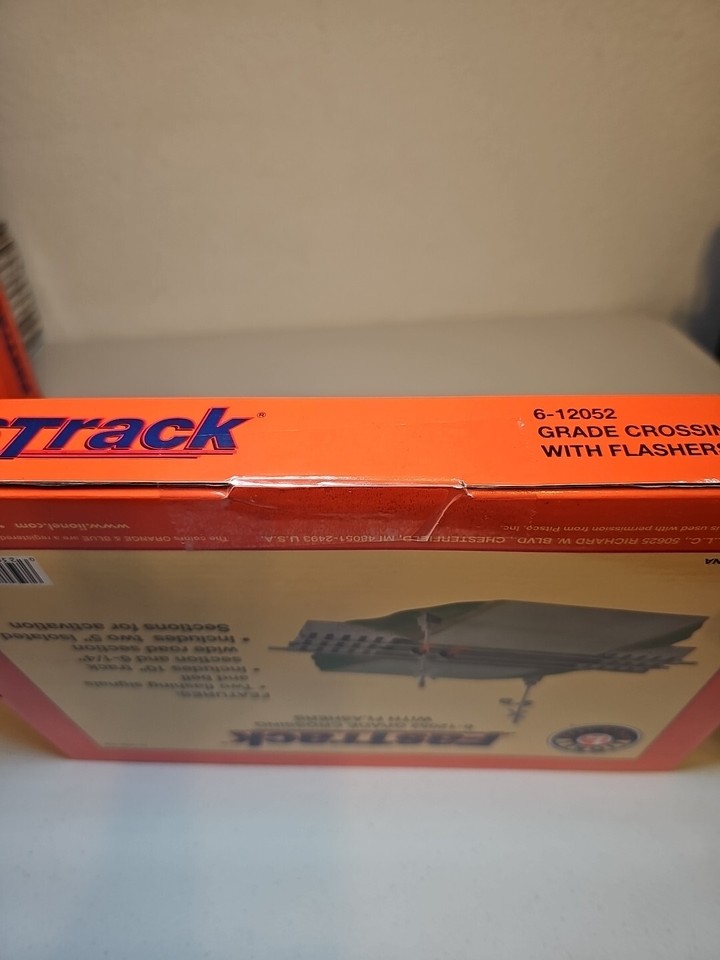 Lionel FasTrack 6-12062 Grade Crossing with Gates and Flashers BRAND ...