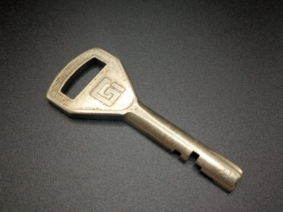 ---Vtg Greenwald GI Cobra 6366 laundry vending coin box key | eBay