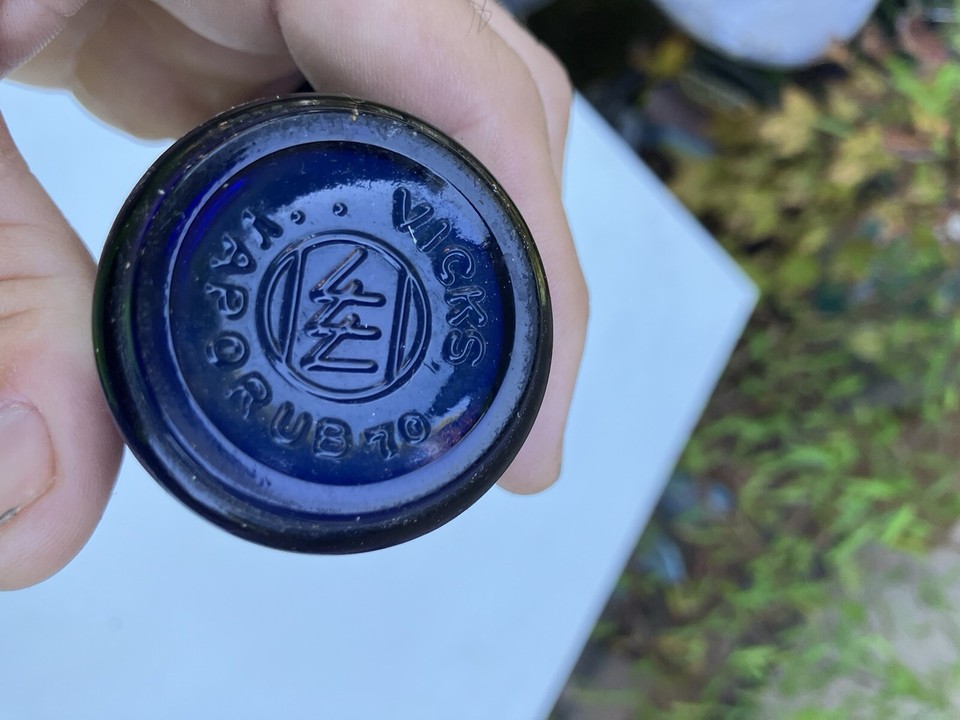 VINTAGE GLASS VICKS VAPO RUB MEDICINE COBALT BLUE JAR / RED METAL LID 1 ...