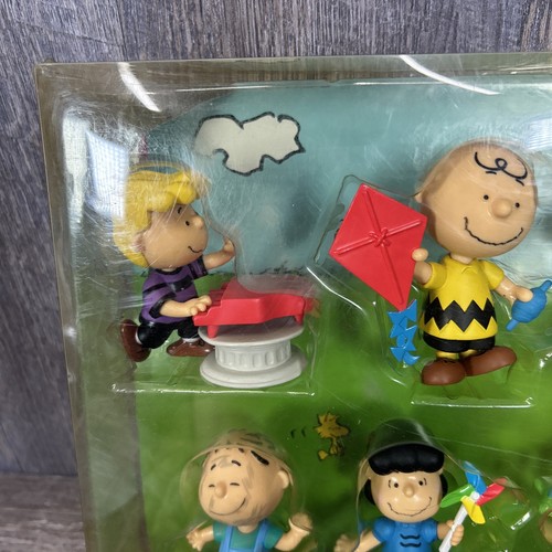PEANUTS COLLECTOR’S FIGURE SET 2015 10 Figures Snoopy Charlie Brown Pig ...