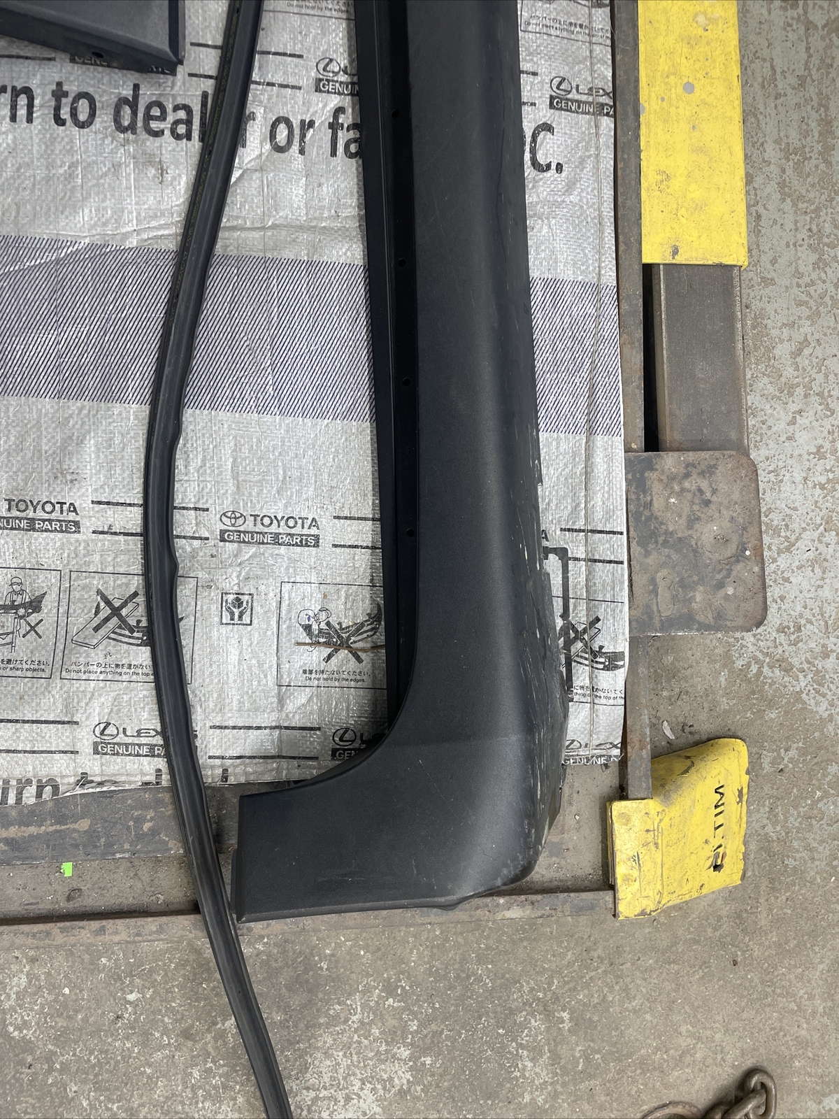 R22 18 19 Chevrolet Traverse Left Rocker Panel Skirt GM Molding ...