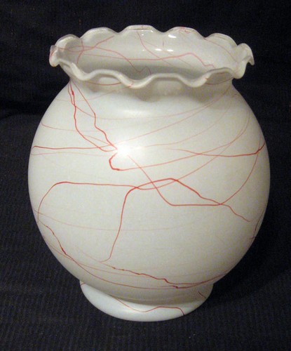 VINTAGE WHITE FROSTED VASE RED SPAGHETTI STRING DESIGN RUFFLED EDGE | eBay