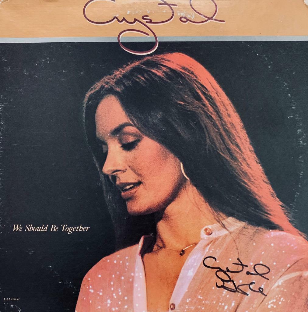 CRYSTAL GAYLE HAND SIGNED AUTOGRAPH LP ALBUM - "STRAIGHT TO THE HEART ...