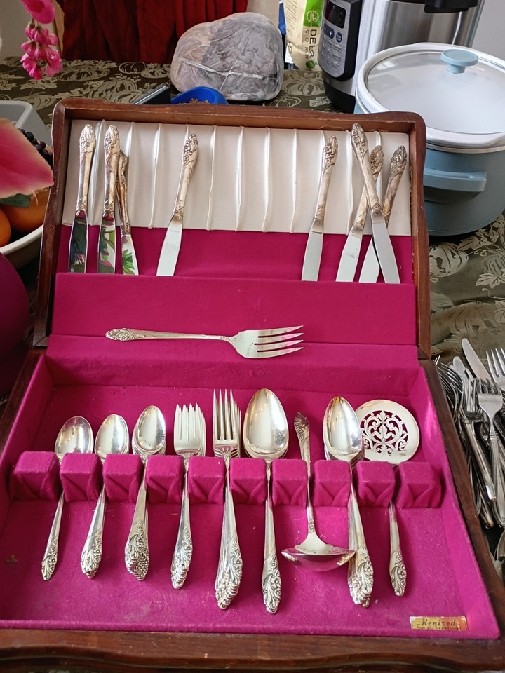 1950's Oneida Community Evening Star Silverplate Flatware. 24 Pieces ...