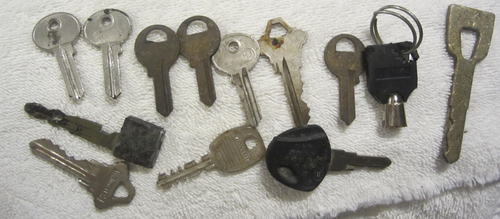 13 lot of vintage metal keys,master lock,car,others,for arts crafts,"as ...