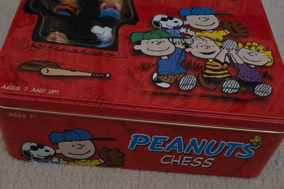 Peanuts Gang Chess Set Charlie Brown Red Tin Edition 32 Pieces Complete ...