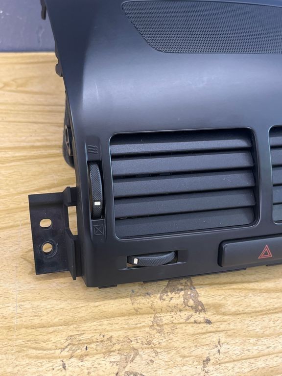 Suzuki Grand Vitara II 2009 dash center air vent grill 7382165J1 ...