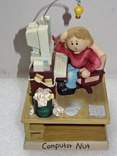 Zingle-Berry Computer Nut Resin Ornament - 1999 Pavilion Gift Co | eBay UK