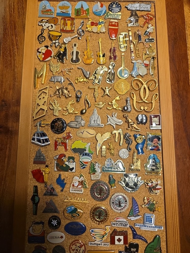 Große Sammlung Pins * Konvolut auf Pinwand * Pin Anstecker * Über 120 ...
