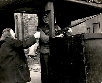 LG96 1973 Orig Photo WOMAN BRINGS TEA TO SOLDIER GUARDING AGAINST IRA ...