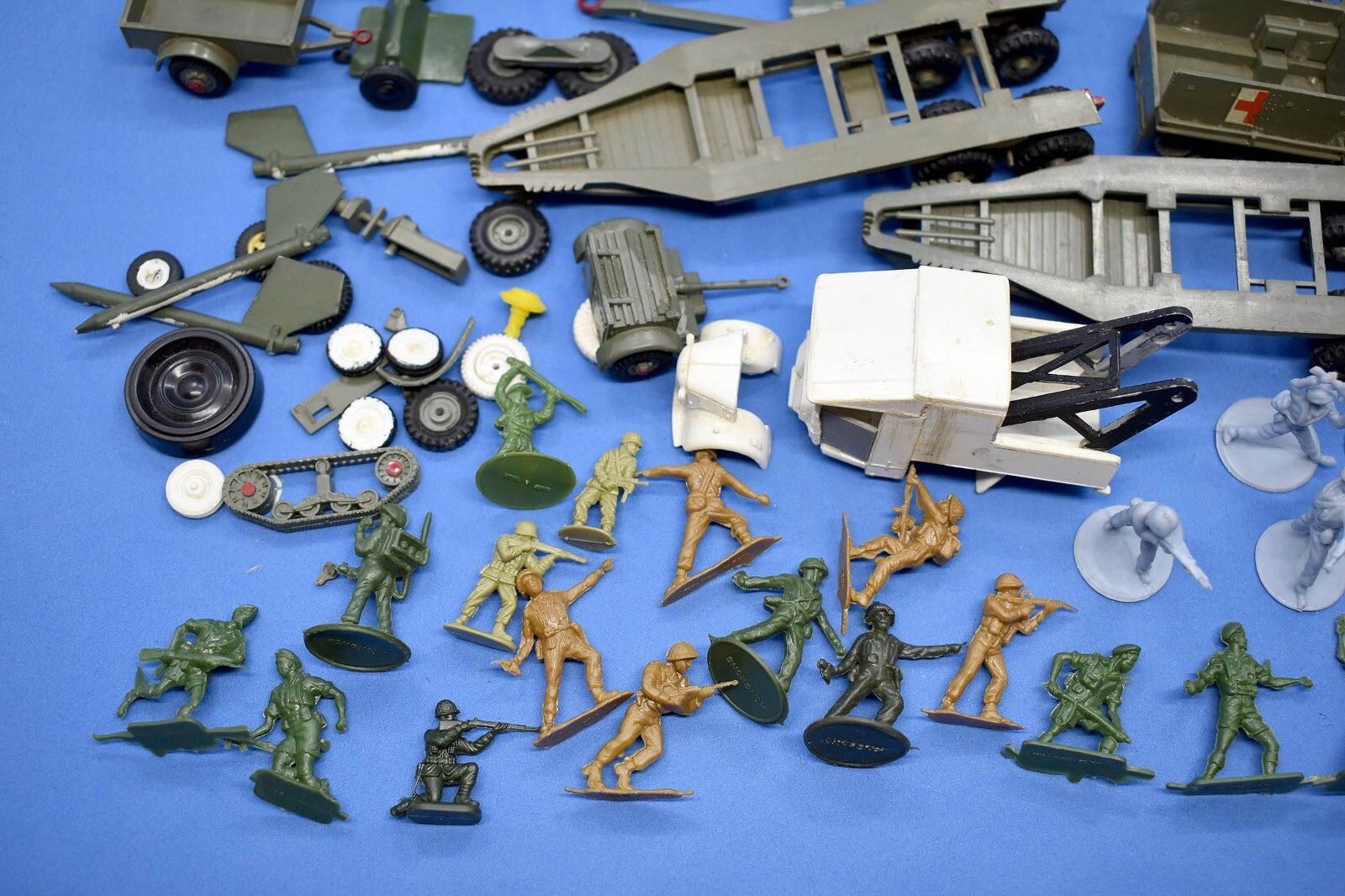 JOB LOT OF AIRFIX MILITARY VEHICLES & SOLDIERS 1:72 SCALE MODELS BROKEN ...
