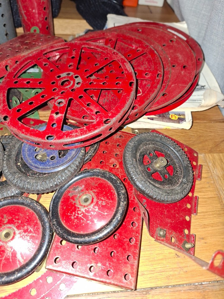 LARGE LOT OF VINTAGE MECCANO – WHEELS COGS SHEETS GIRDERS NUTS BOLTS ...