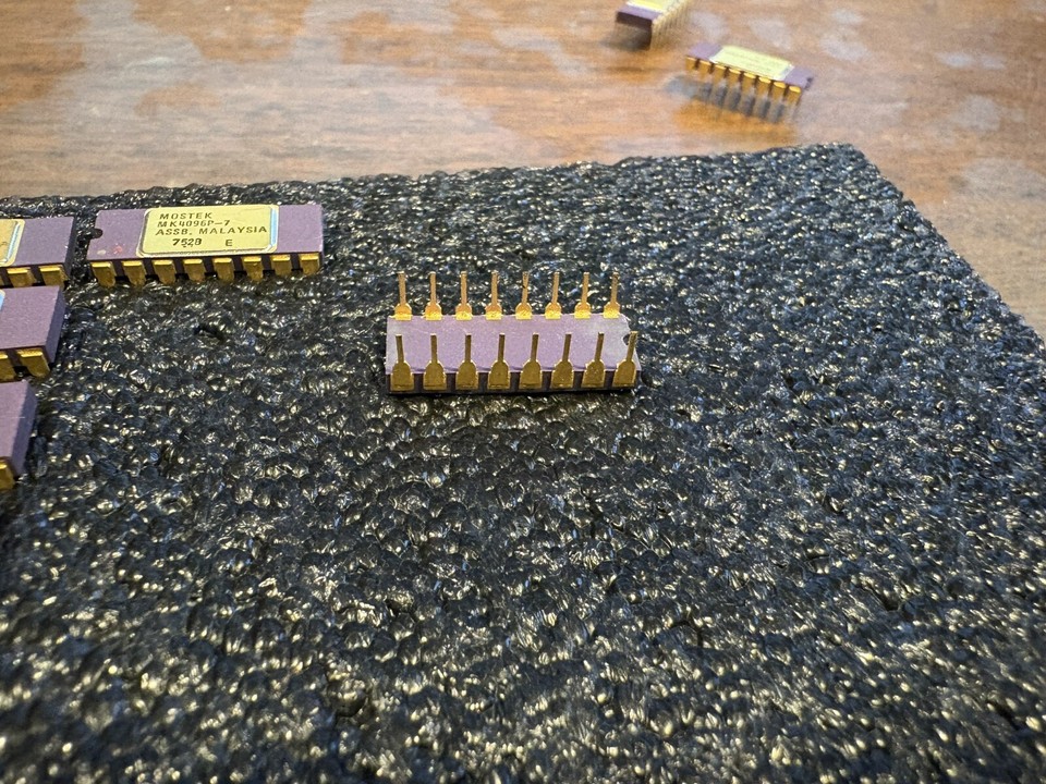 (1 PCS) MOSTEK MK4096 Memory Gold CERDIP DRAM Vintage DRAM 1975! APPLE ...