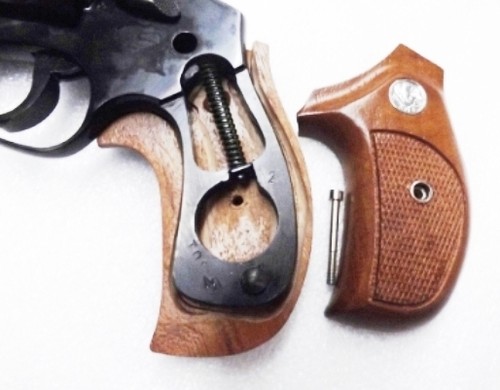 Sile Walnut Combat Grips fitted to Rossi R352, R461, R462 1980s Banana ...