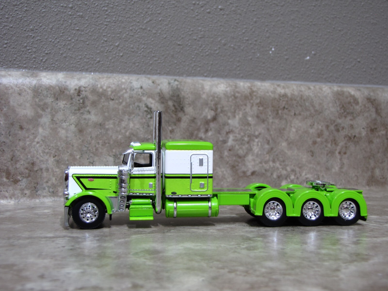 DCP 1/64 Lime Green White Black Tri-Axle 389 Peterbilt Semi Truck Farm ...