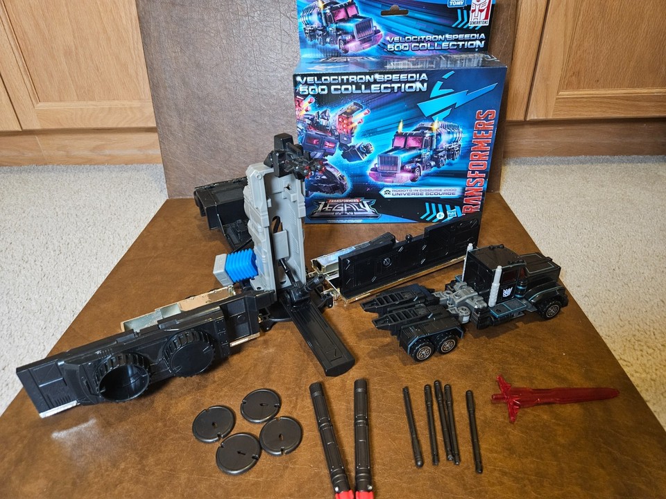 NEW SEALED Transformers Legacy 2023 Scourge AND Used TRU 2001 Scourge ...
