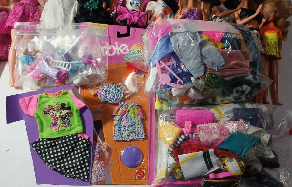 80s barbie lot/ 11 pre-loved Barbie dolls and over 50 extra pieces of ...