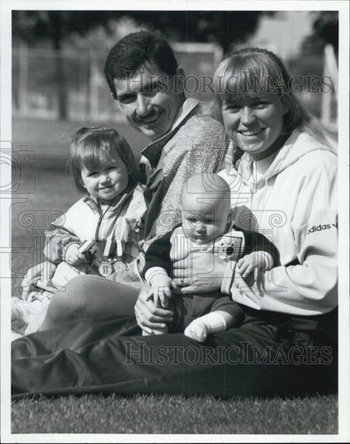 1992 Press Photo UF athlete David Watson, wife Solvi, children Alicia ...