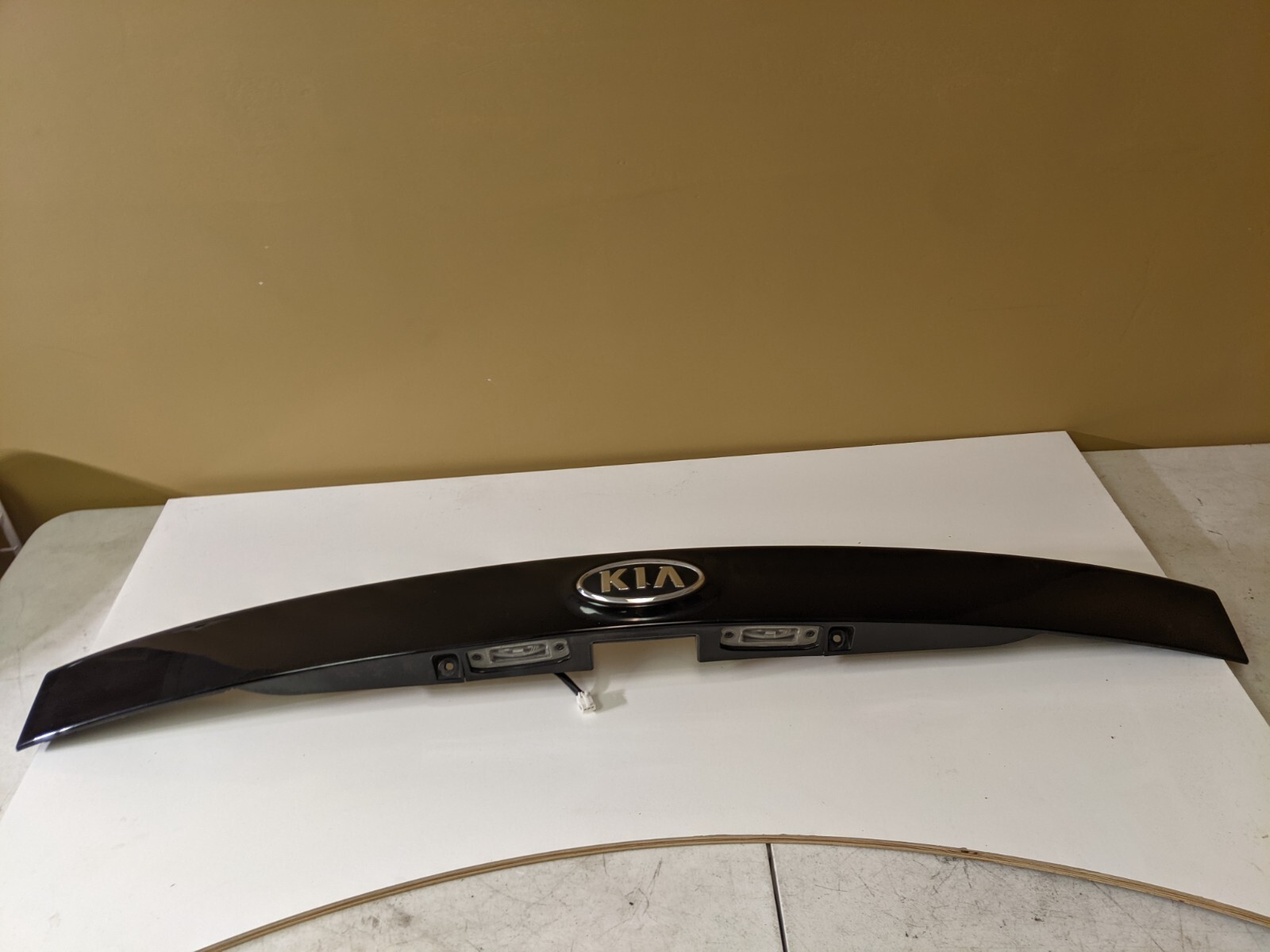 OEM 2008 KIA Rondo Trunk Lift Gate Trim Molding Molding Lever FACTORY ...
