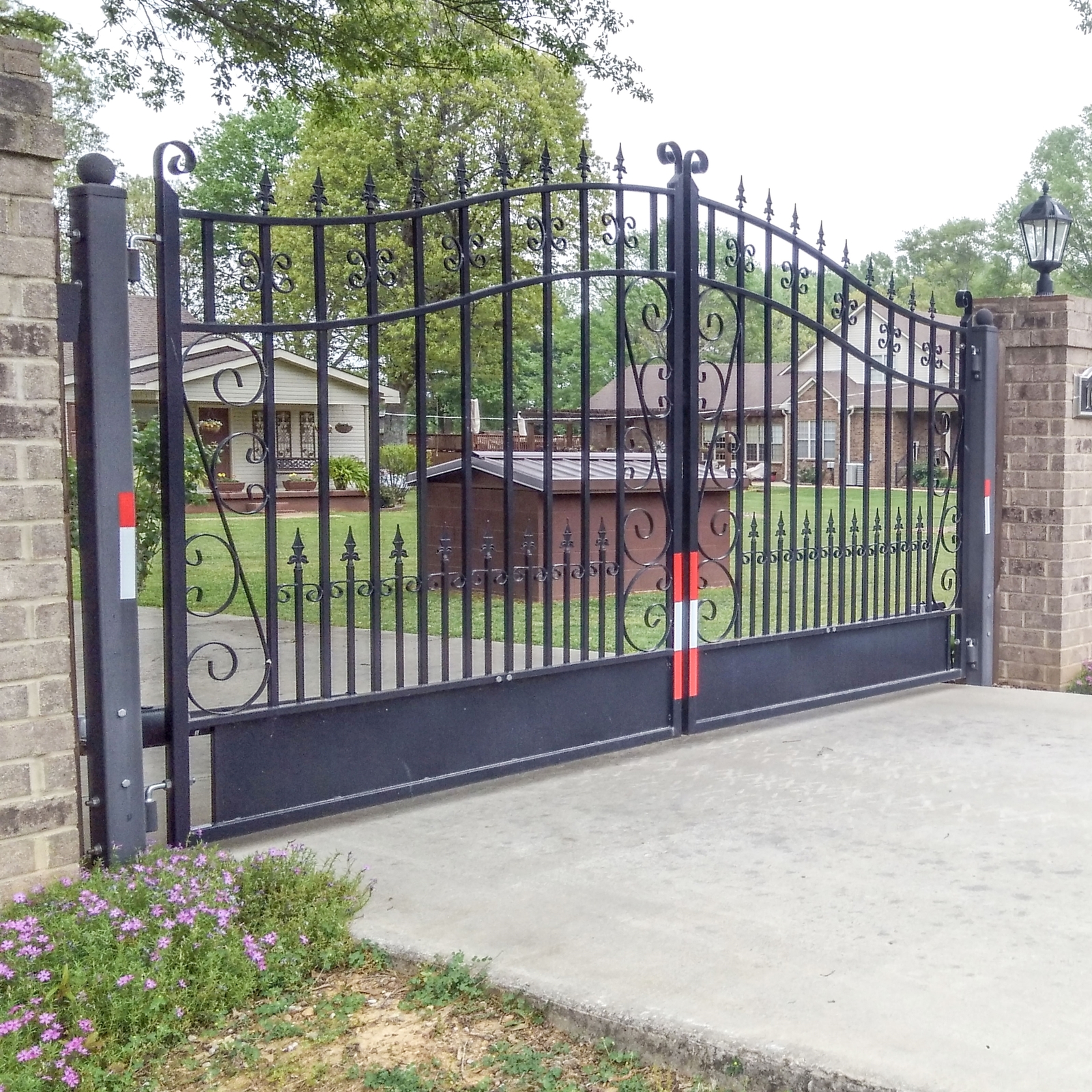 ALEKO Venice Style Garden Yard Steel Dual Driveway Gate 16' High ...