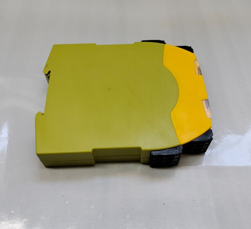 Pilz PNOZ s5C 24VDC 2n/o 2n/ot PNOZs5C24VDC 2n/o2n/ot 751105 Safety ...