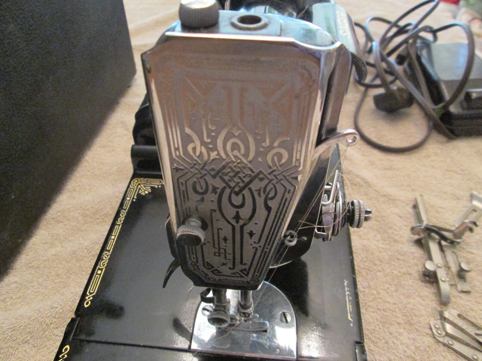 Singer 221-1 Featherweight Electric Sewing Machine With Case ...