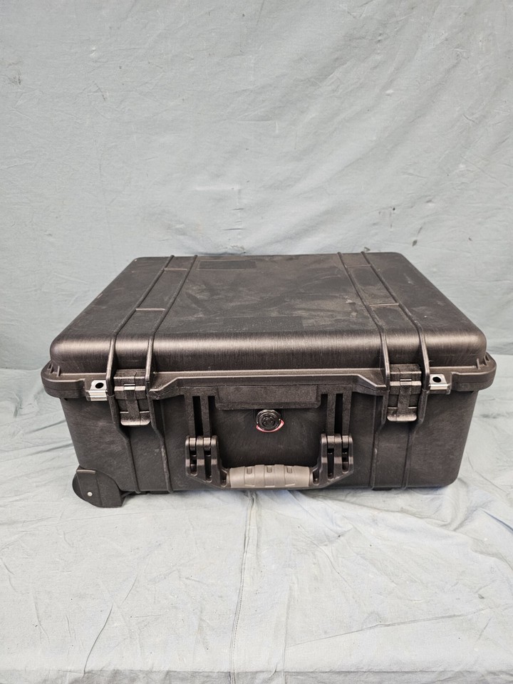 Pelican 1560 Waterproof Rolling Carry On Case Black good Condition no ...