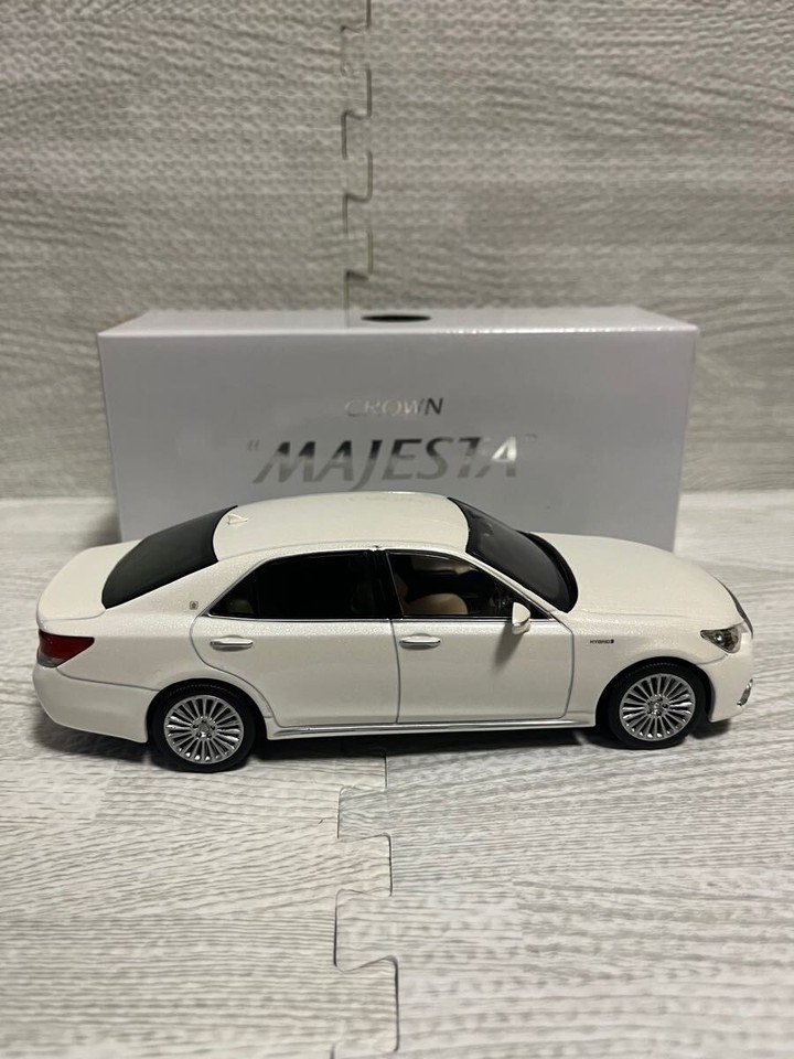 1/30 Crown Majesta Color Sample for Minicar White Pearl Crystal Shine ...