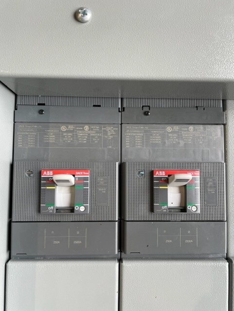 ABB ReliaGear neXT 800 A Panelboard 800 Amp 600 Main breaker 3 250 can ...