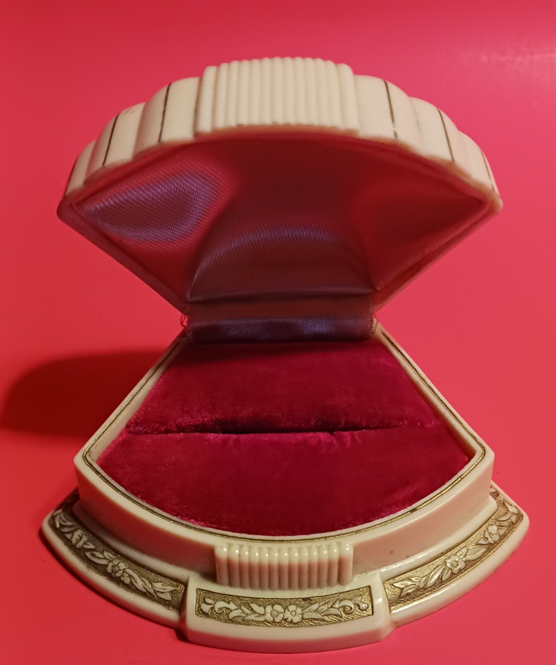 Antique Jewelry Clam Shell Ring Box Presentation RED Gold inside 1940s ...