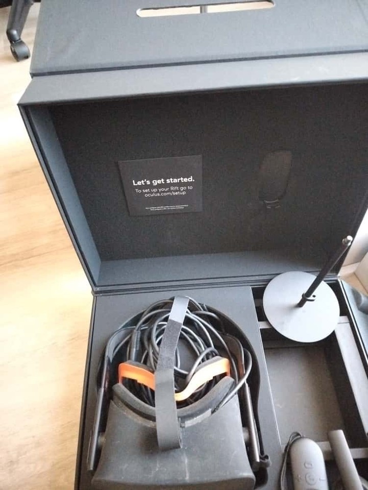 Oculus Rift CV1 VR Headset + 2x Controllers + 2x Base Stations - FULL ...