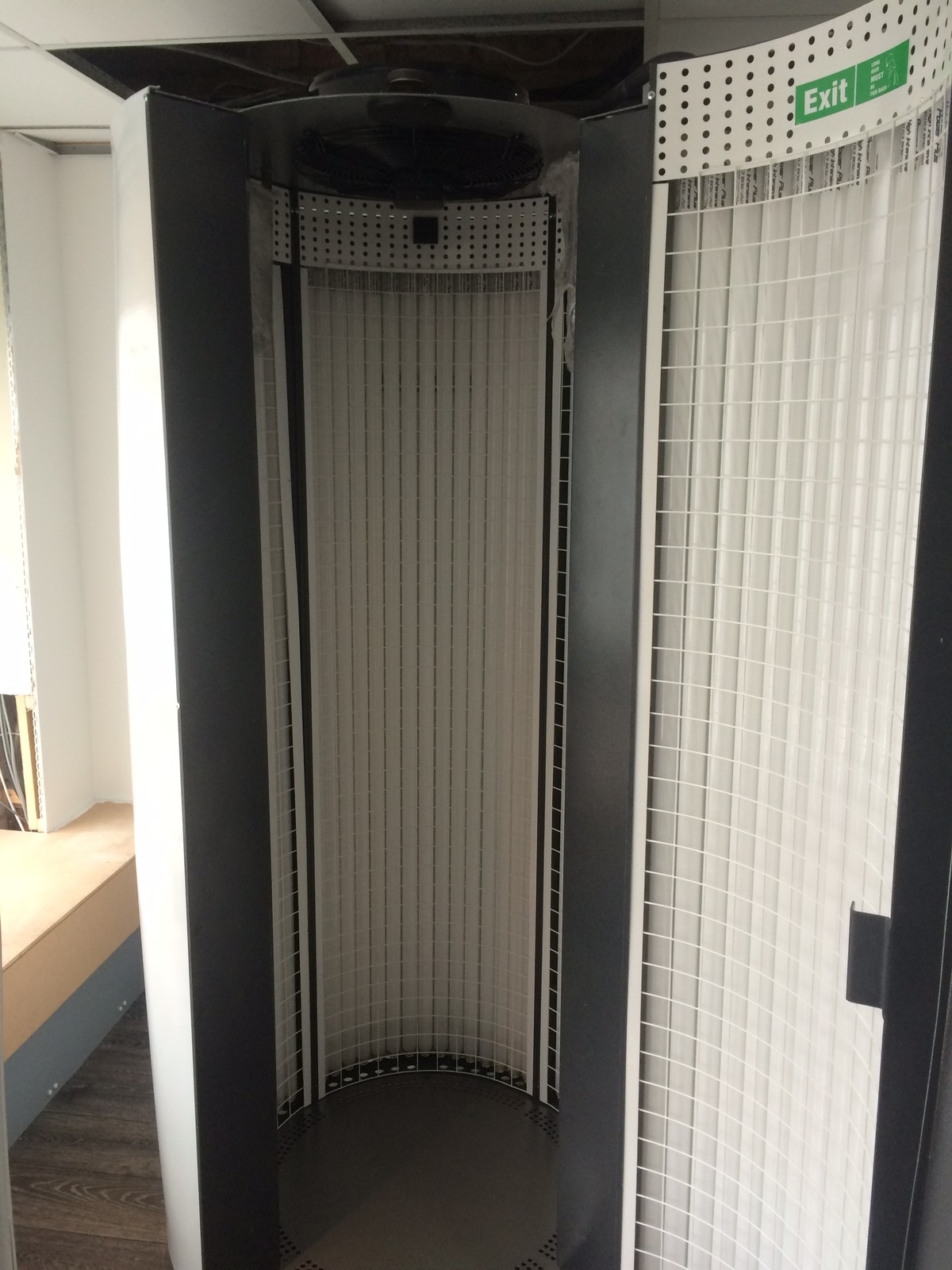 Sunbed Pearlescent White Topaz With LED Light 60Tube 2m Standup Tanning ...