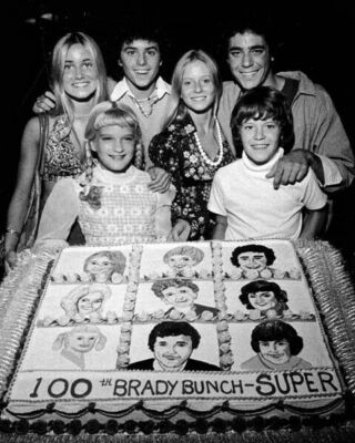 The Brady Bunch cast celebrate 100 episodes with Brady cake 24x30 ...