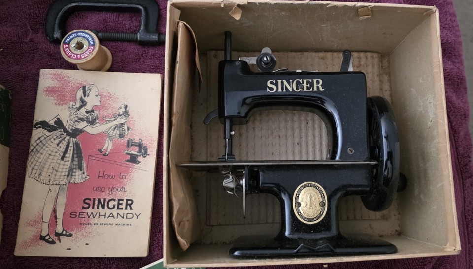 SINGER BLACKSIDE MODEL 20 SEWHANDY CHILDS TOY SEWING MACHINE | eBay