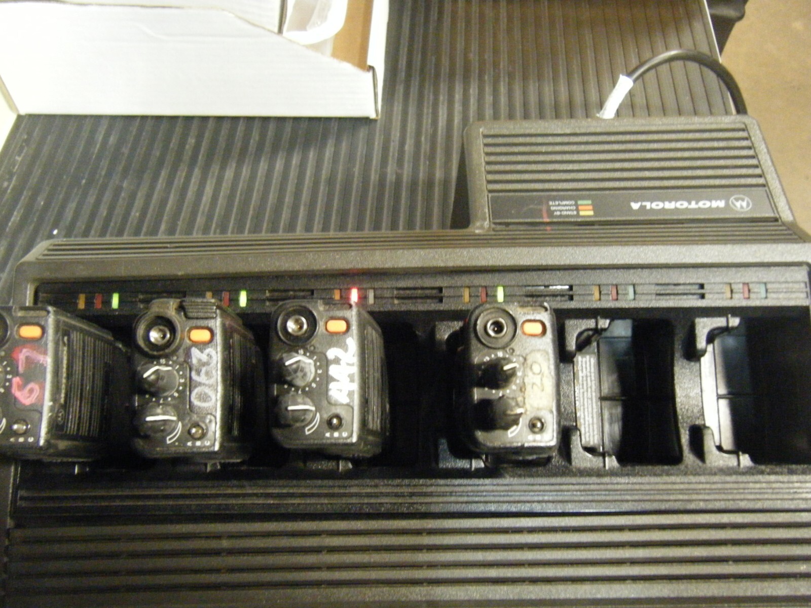 MOTOROLA NTN1177C GANG CHARGER 6 BANK FOR JEDI RADIOS, HT1000 MTS2000 ...