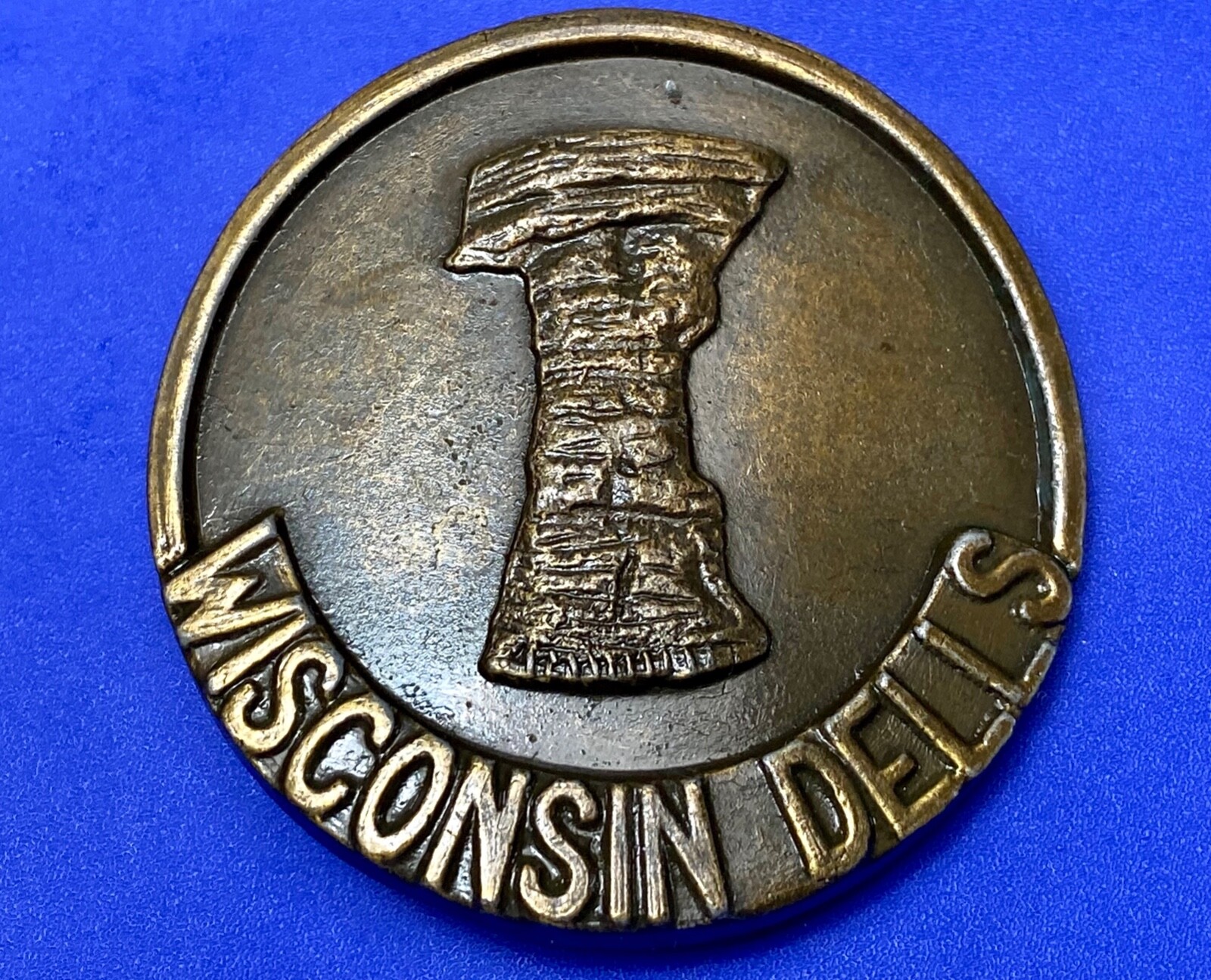 Vintage Wisconsin Dells round brass tone logo emblem … - Gem