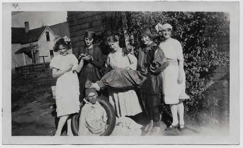 OLD PHOTO WOMEN AND MAN WEARING HALLOWEEN COSTUMES GYPSY PALM READER ...