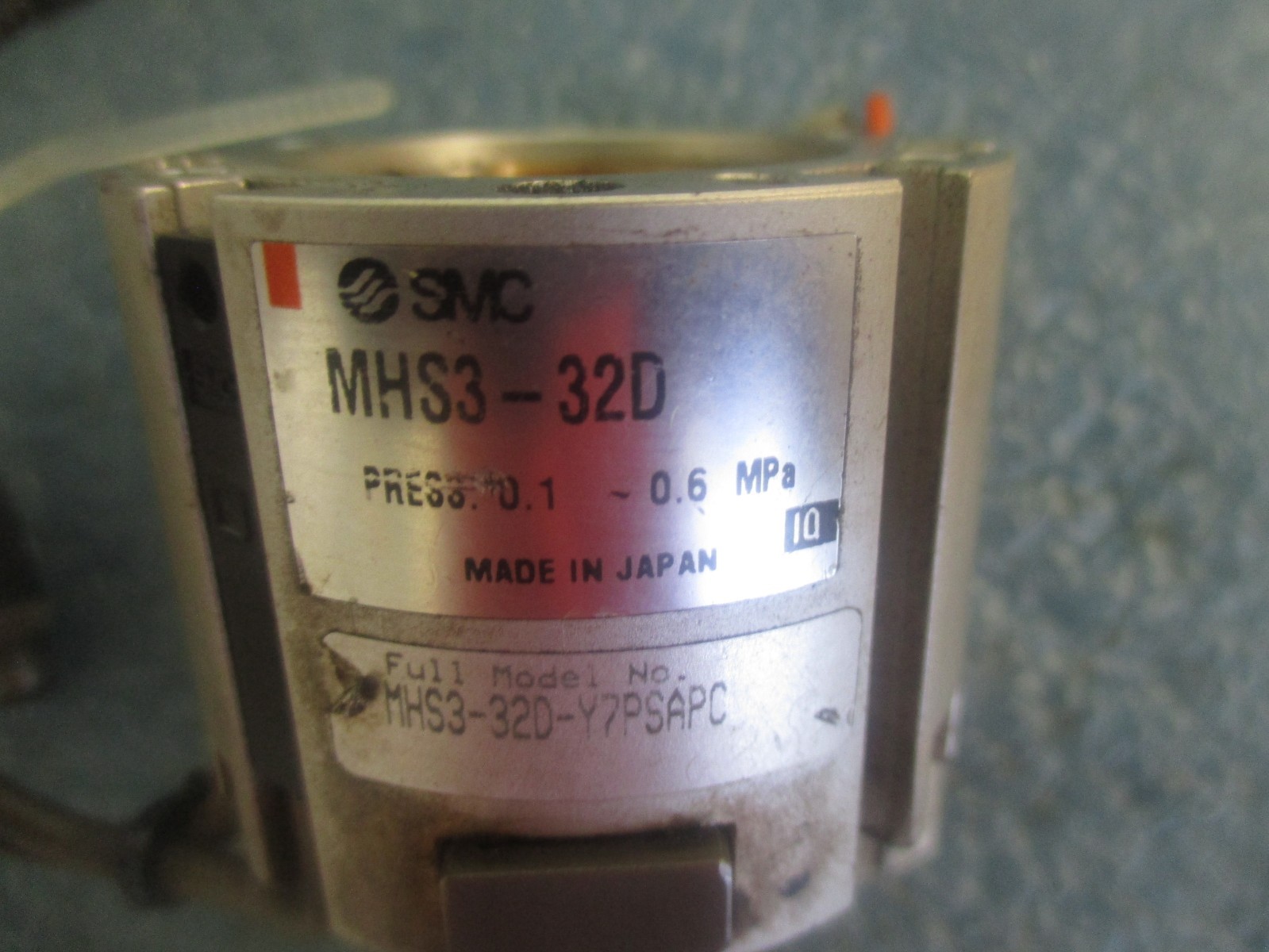 SMC Model: MHS3-32D. Three Finger Gripper with Sensors. PN: MH3-32D-Y7PSAPC