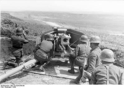 WWII B&W German Photo Pak 40 7.5cm Anti-Tank Gun in Action 1944 WW2 ...