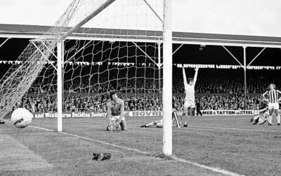 Peter Lorimer Leeds United scores past Stoke City goalkeeper Gordon ...